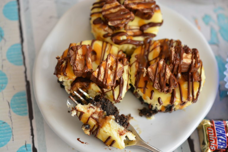 Mini Snickers Cheesecakes - Sweet Things By Lizzie | Sweet Things By Lizzie